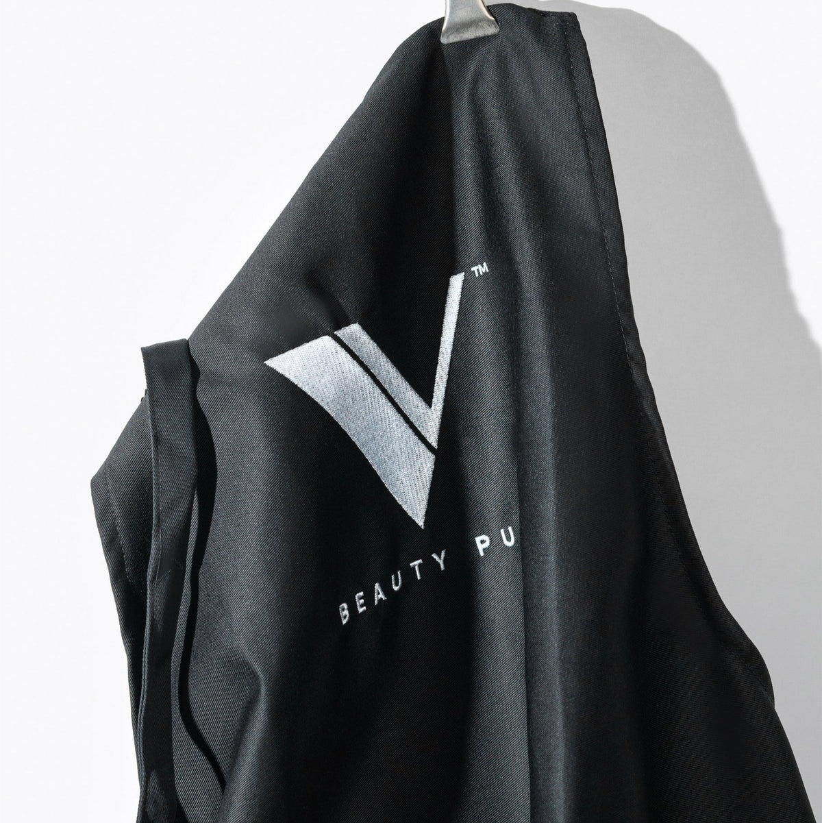 TECHNICIAN APRON - BLACK & WHITE | V BEAUTY PURE | Siena Distribution